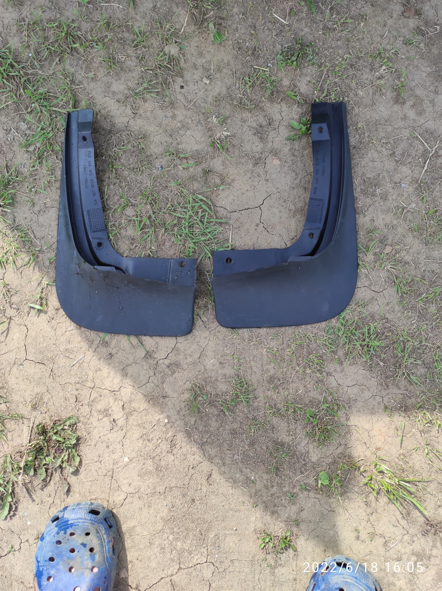 Замена задних брызговиков — Skoda Rapid (1G), 1,6 л, 2014 года | своими ...