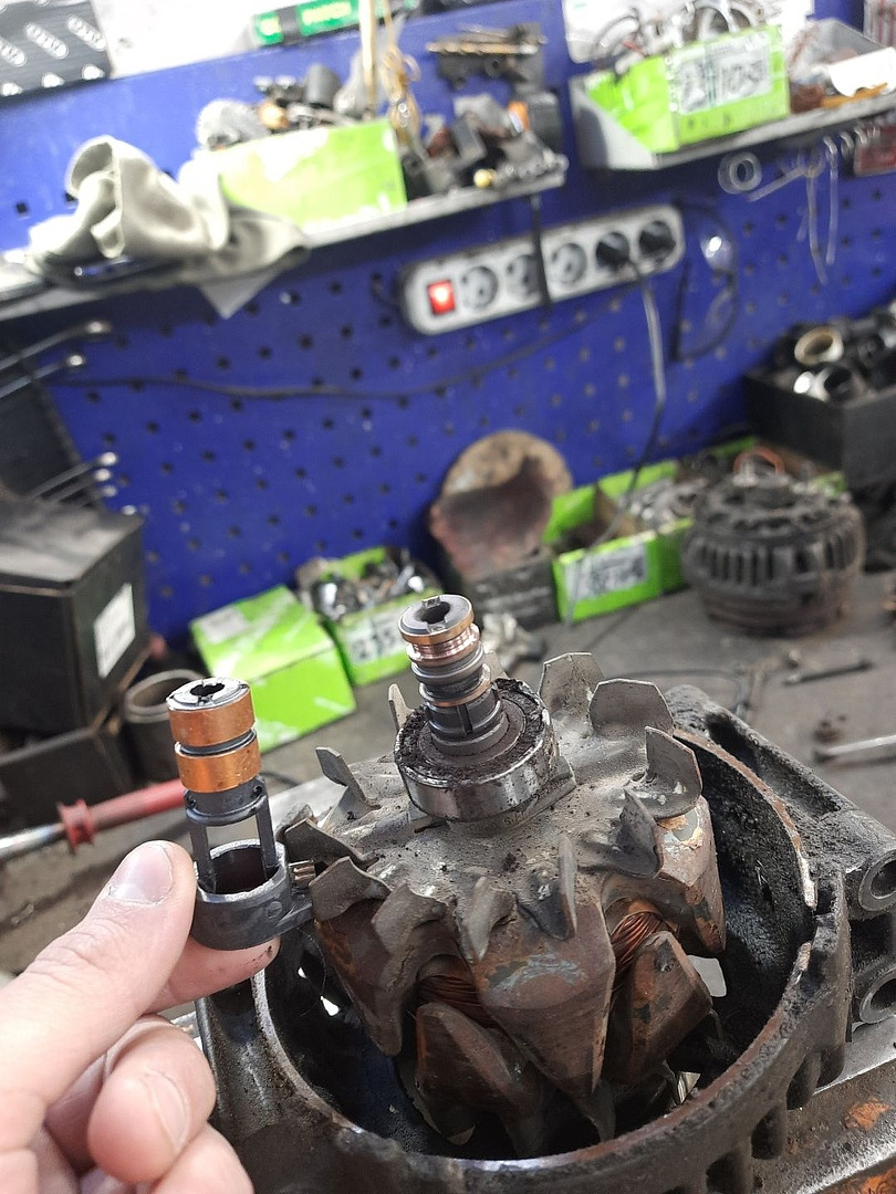 Ремонт снятого генератора автомобиля Renault Megane 2003 года, г ...