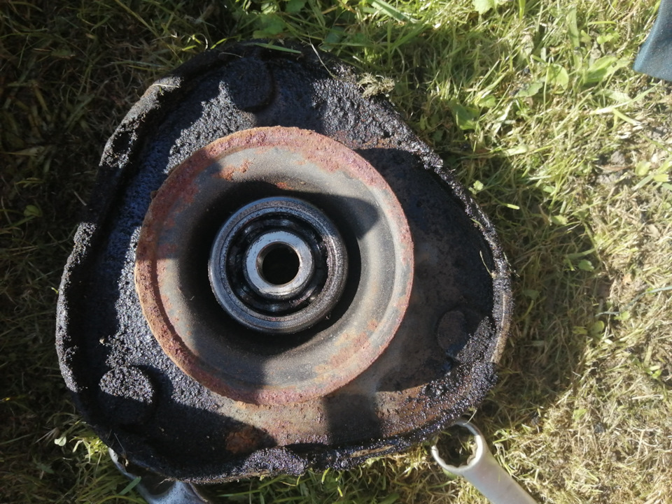 Замена пыльников передних стоек амортизаторов — Toyota Corolla (140/150 ...