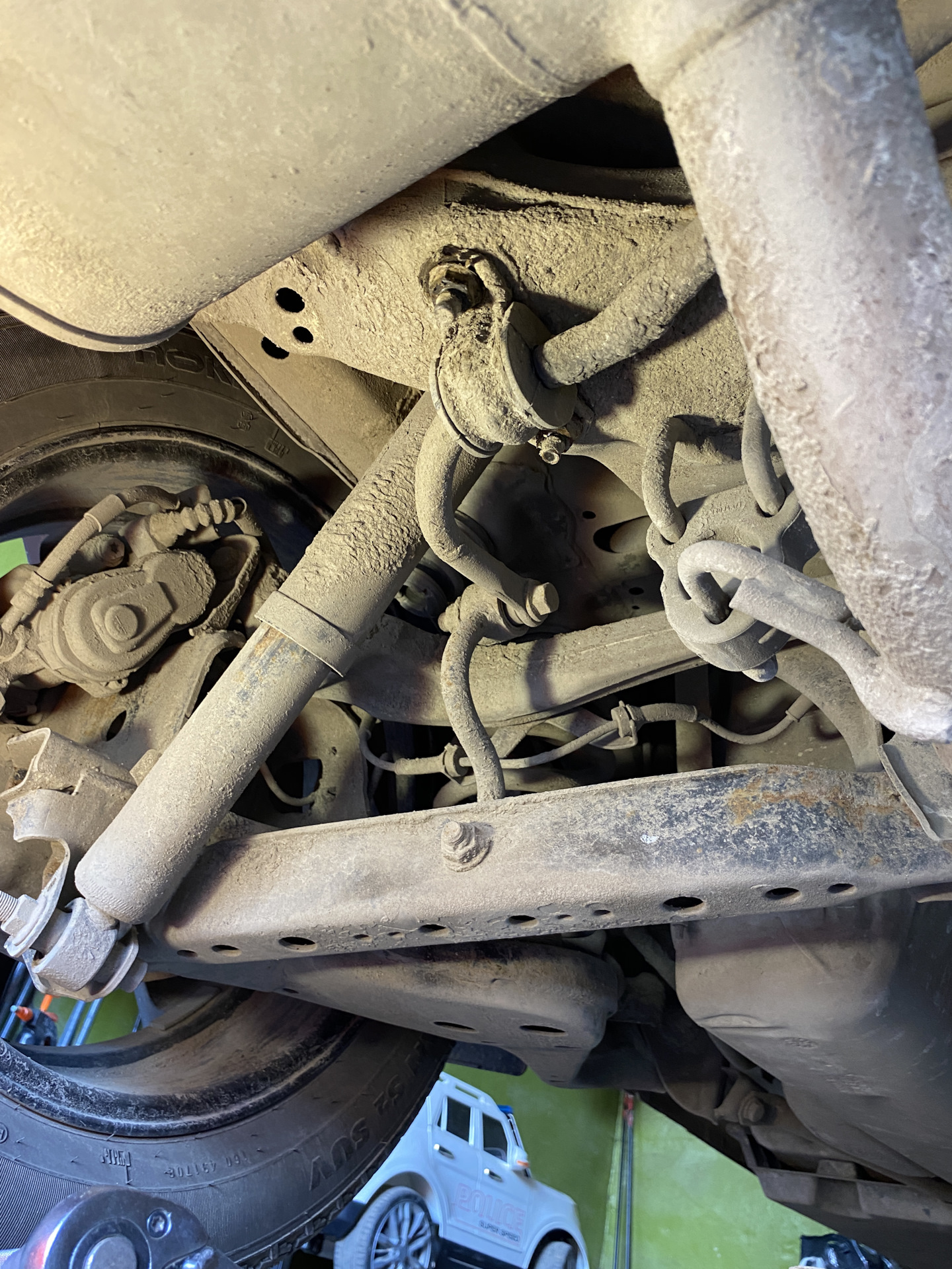 Замена втулок заднего стабилизатора — Nissan Qashqai (2G), 2 л, 2014 ...