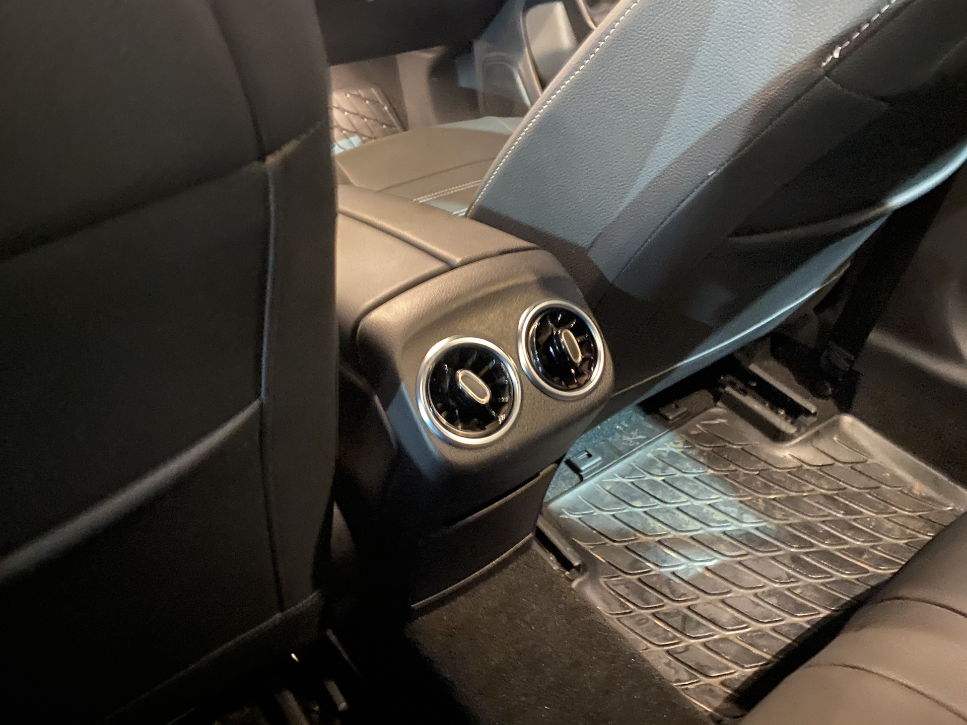 #14. Установка дефлекторов обдува для задних пассажиров. — Mercedes ...