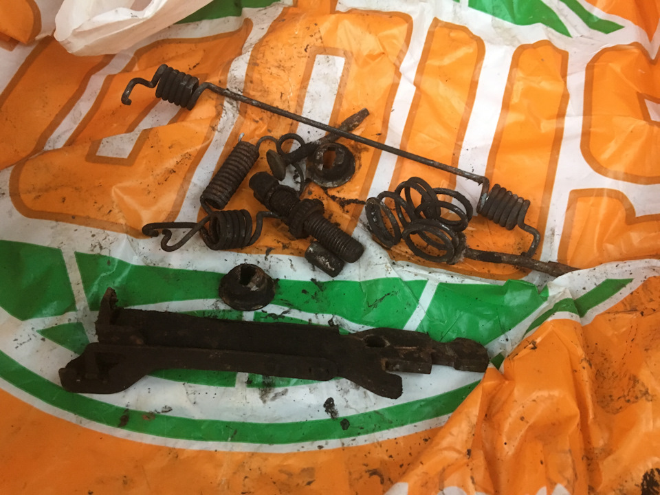 Замена задних тормозов — Renault Sandero 1G, 1,6 л, 2010 года | поломка ...