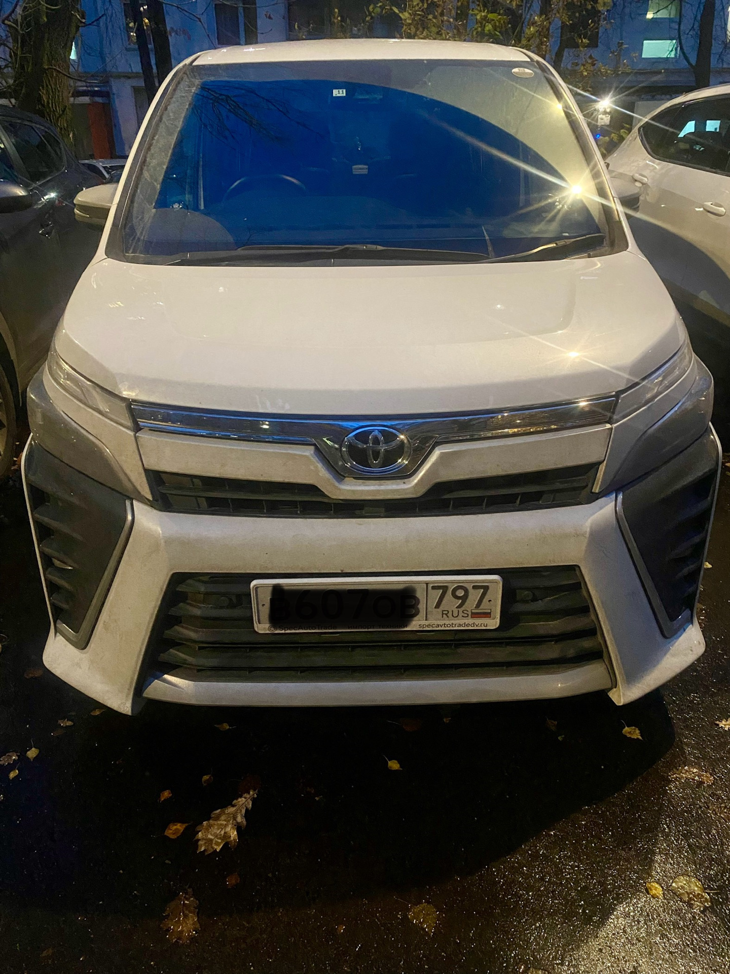 Замена эмблемы на Toyota — Toyota Voxy (3G), 2 л, 2019 года | другое | DRIVE2