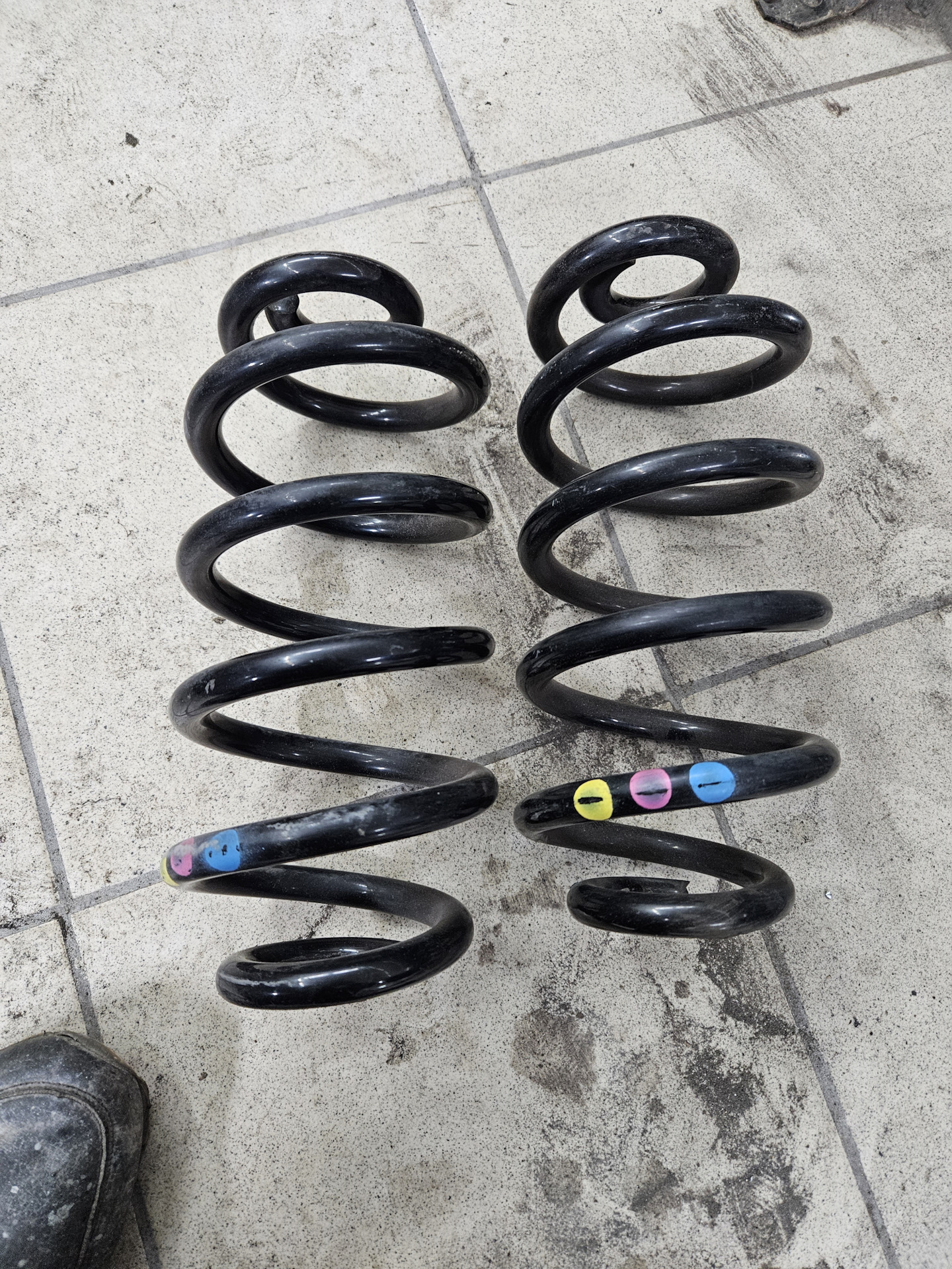 Замена задних пружин — Audi A6 (C6), 2,8 л, 2007 года | своими руками ...