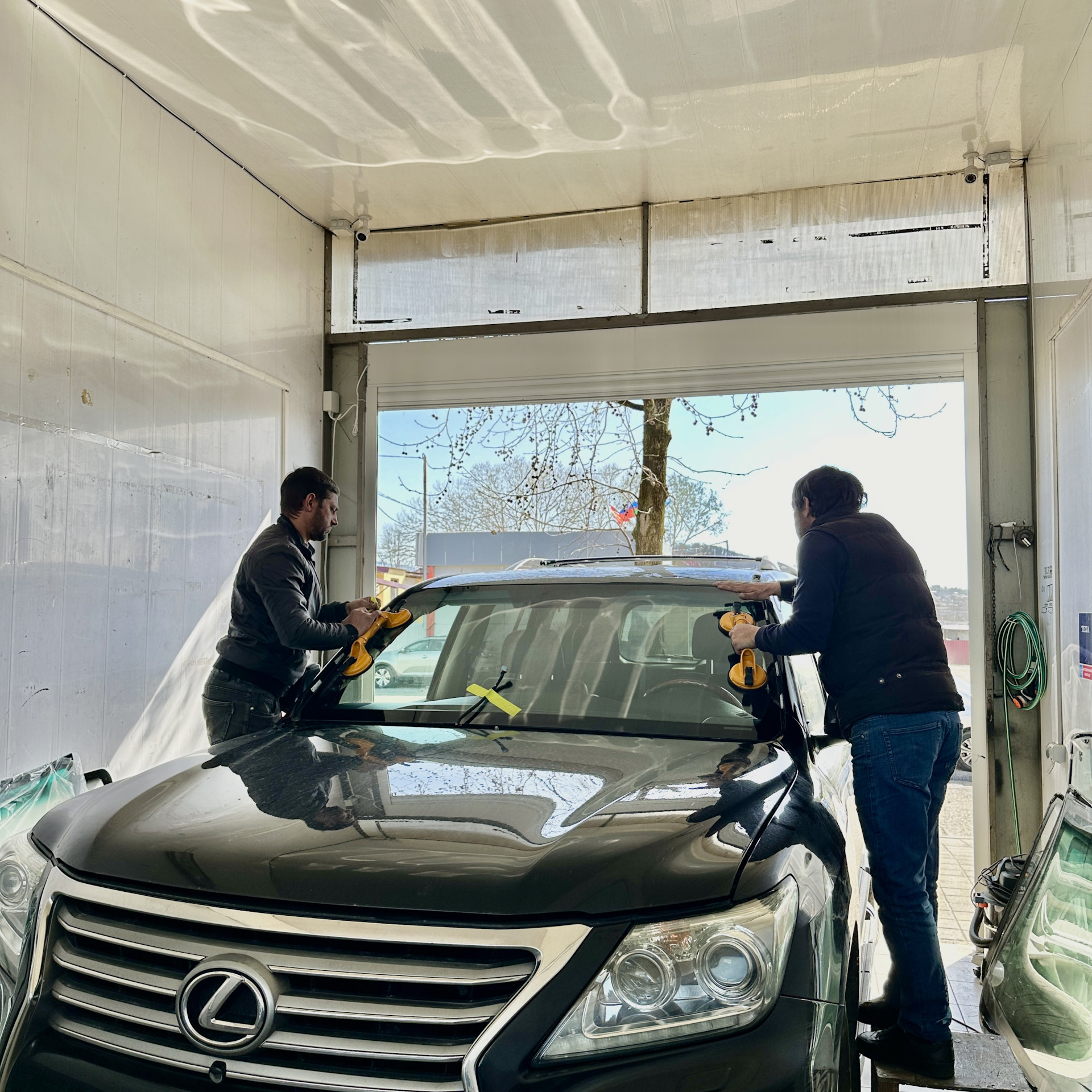 Замена лобового стекла — Lexus LX (URJ200/URJ201), 5,7 л, 2012 года ...