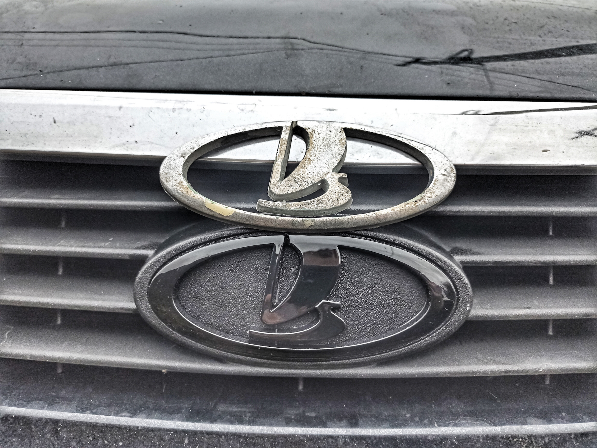 Молдинги, шильдик и упоры — Lada Приора хэтчбек, 1,6 л, 2010 года ...