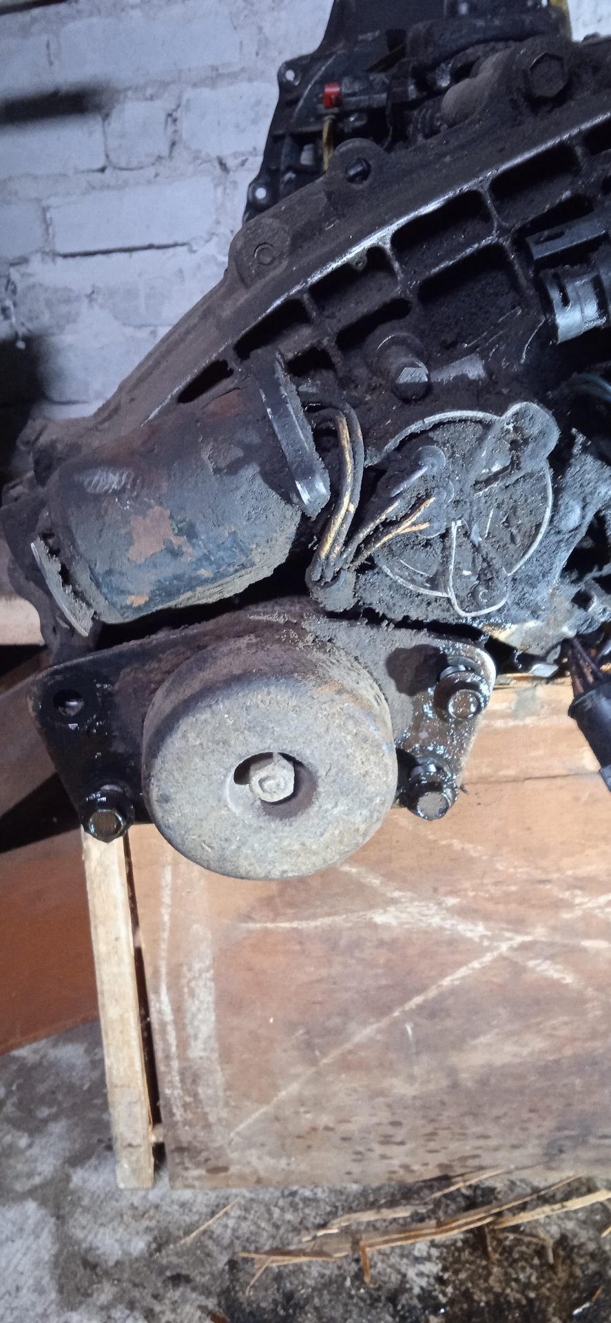 Где сливная пробка раздатки? — Ford Explorer (1G), 4 л, 1991 года ...