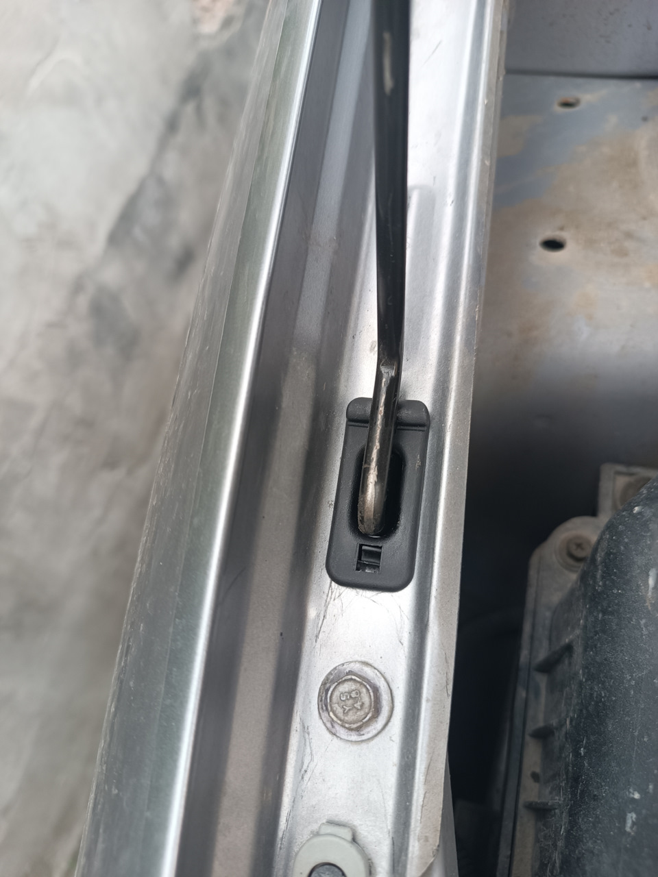 Клипса упора капота — Chevrolet Aveo 3-door, 1,4 л, 2008 года ...