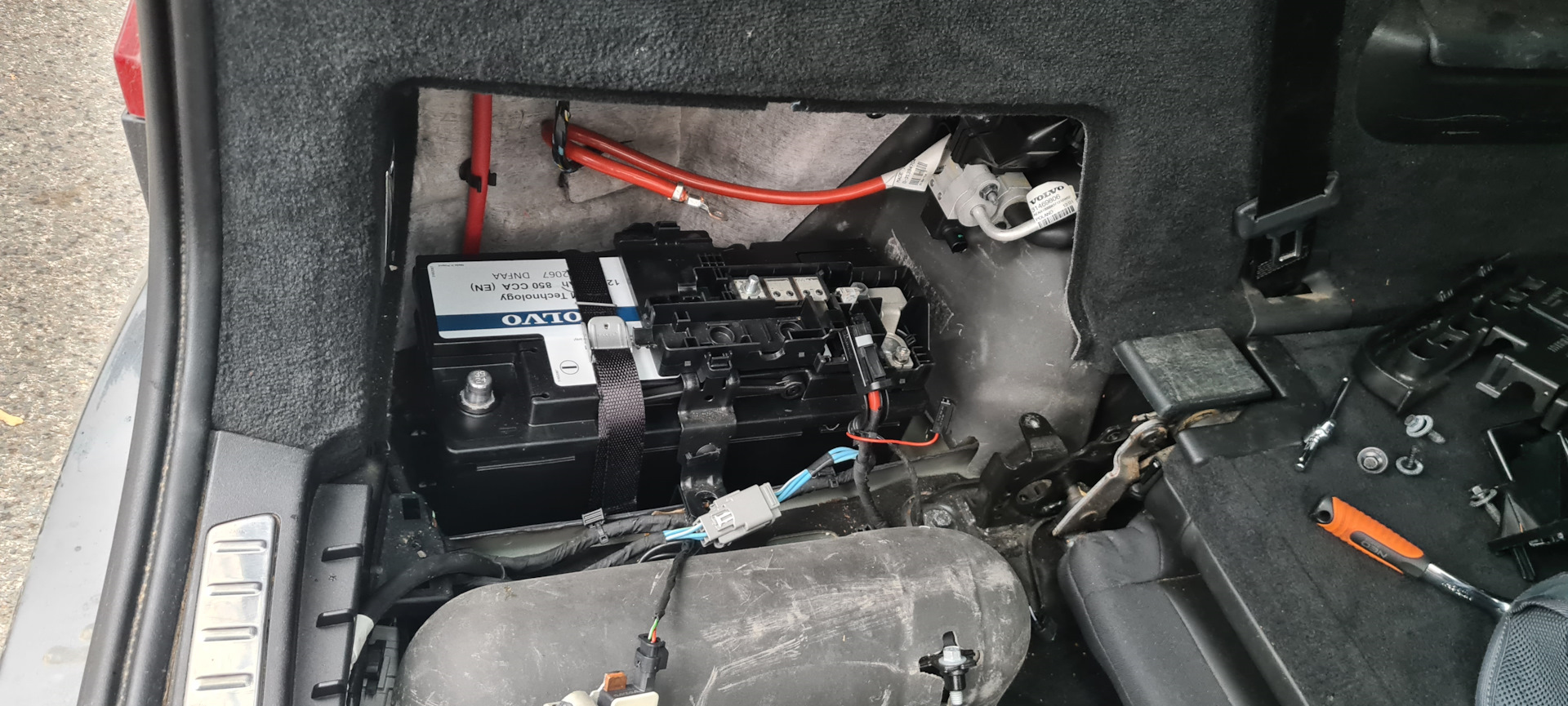 Замена аккумулятора — Volvo XC90 (2G), 2 л, 2016 года | электроника ...