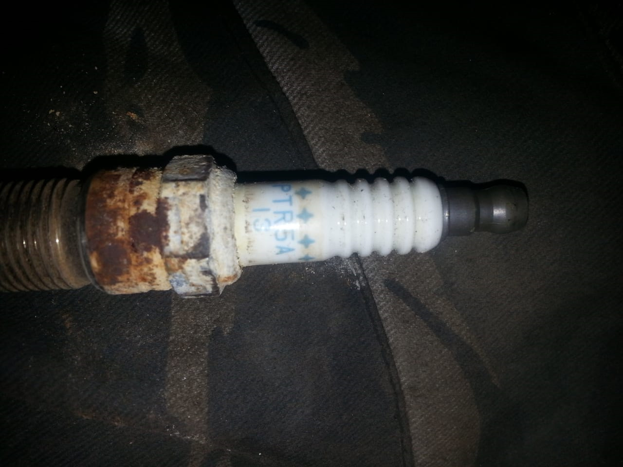 Замена верхнего рычага, свечи и чистка заслонки. — Hummer H3, 3,7 л ...