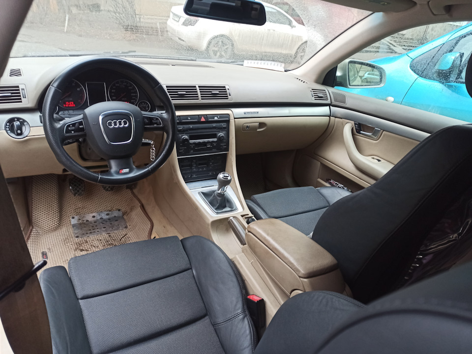 Черно-белый салон, пиропатроны подушек, мультируль. — Audi A4 (B6), 1,8 ...