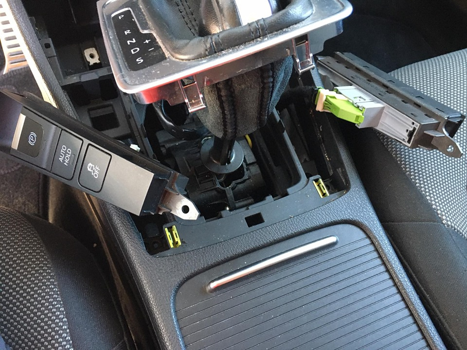 12. Replace ashtray bulb — Volkswagen Passat Variant (B7), 2 л, 2011 ...