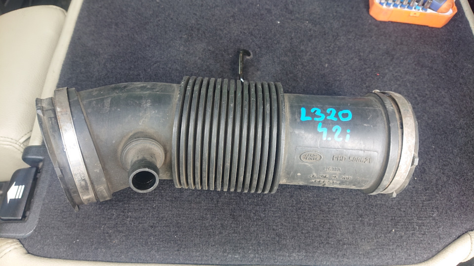 Заменил родной патрубок воздуховода на патрубок от RRS (PHD 500621 ...