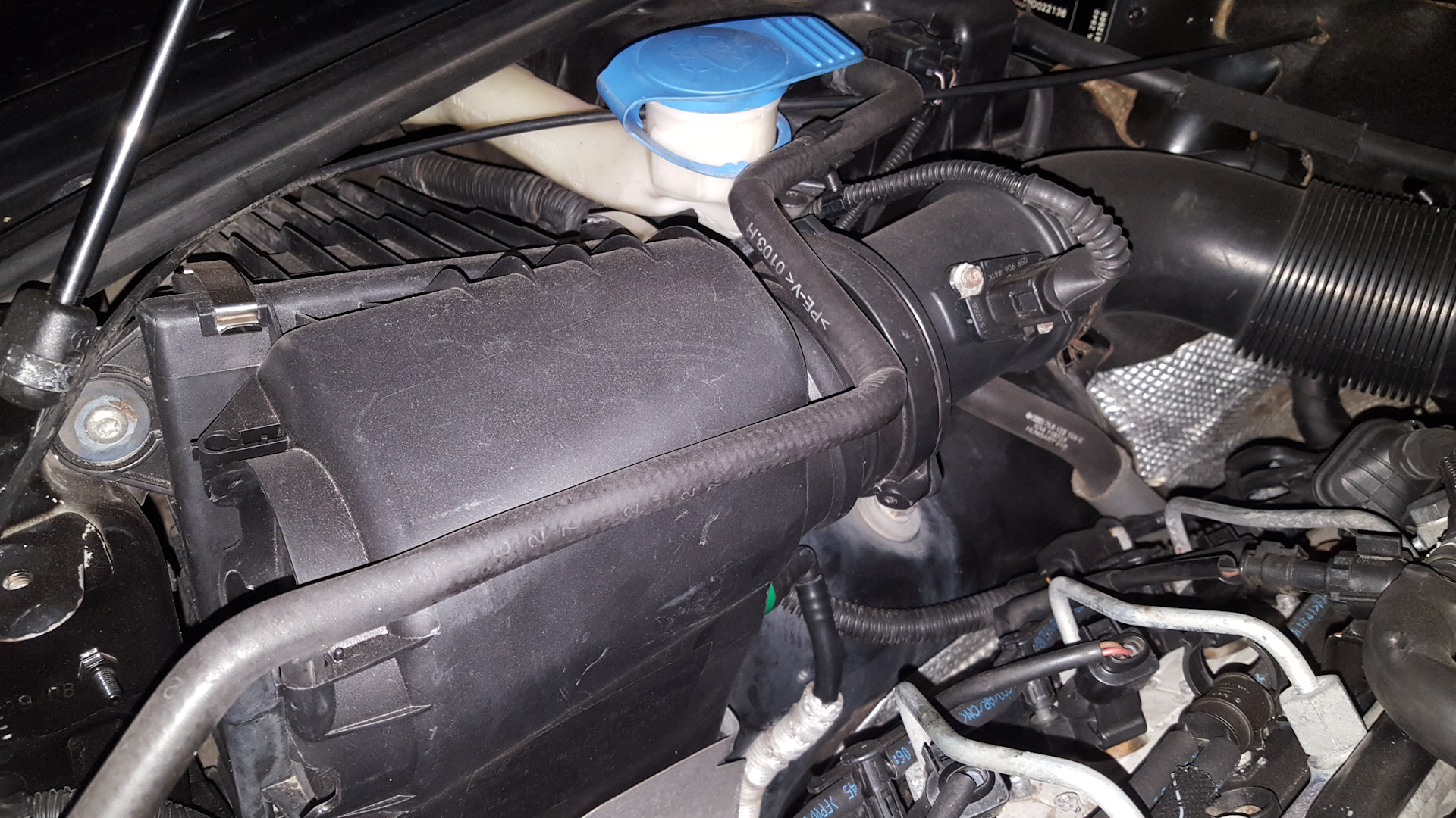 Замена шланга ВКГ и воздушного фильтра — Volkswagen Touareg (1G), 3 л ...