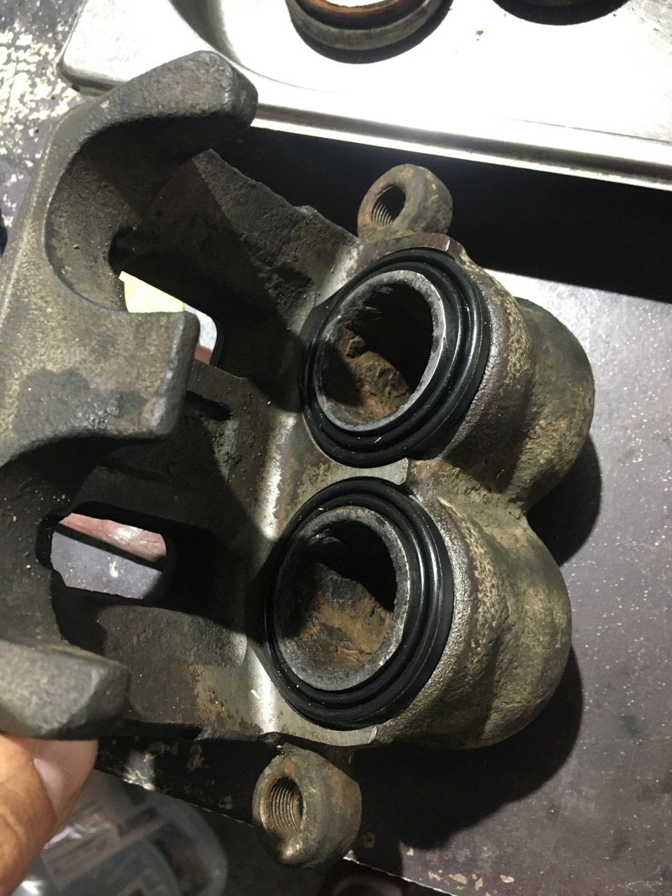 Ревизия суппортов, замена колодок — Mitsubishi Pajero (4G), 3 л, 2007 ...