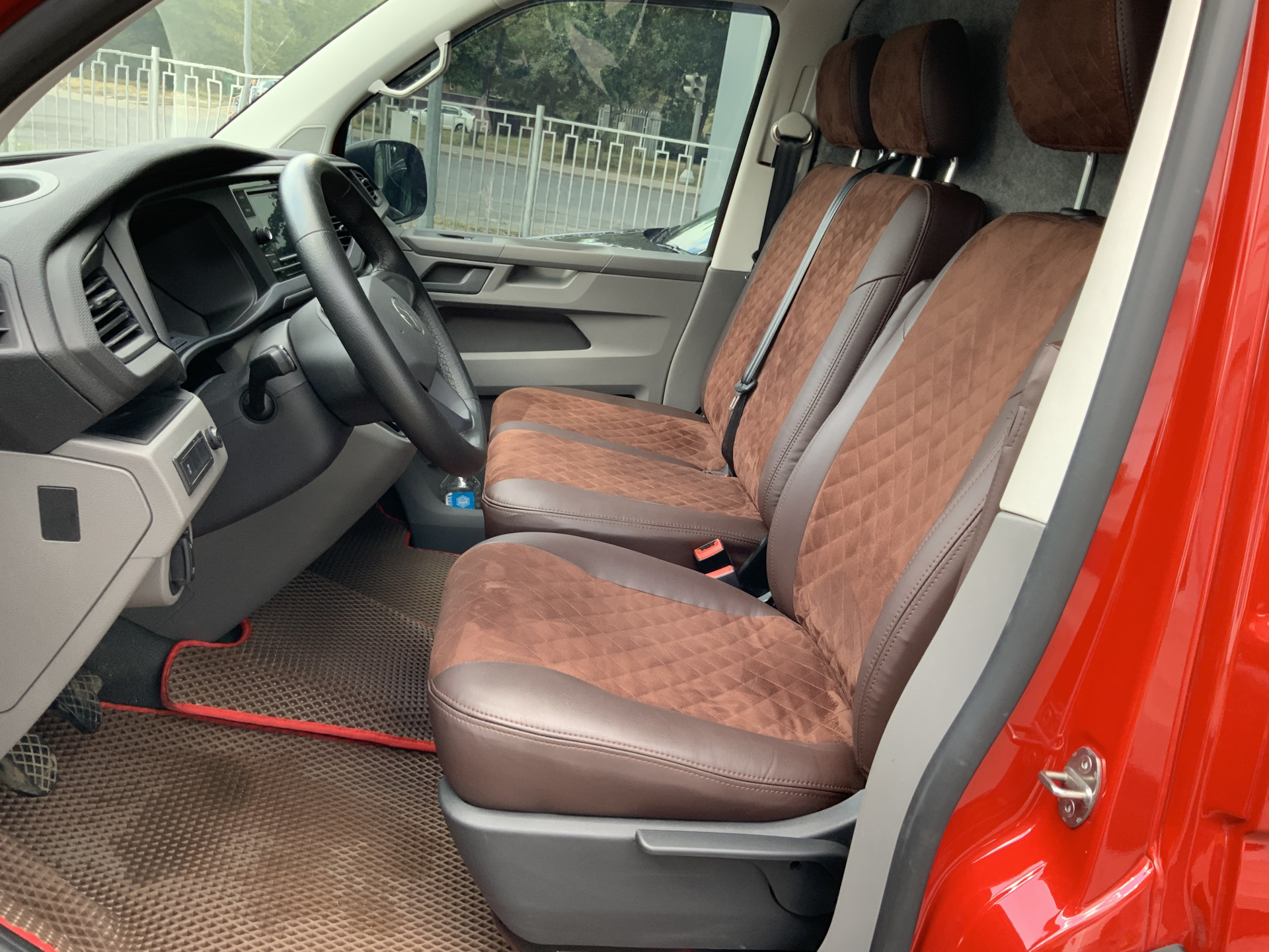 Чехлы и коврик — Volkswagen Transporter T6.1, 2 л, 2020 года | стайлинг ...