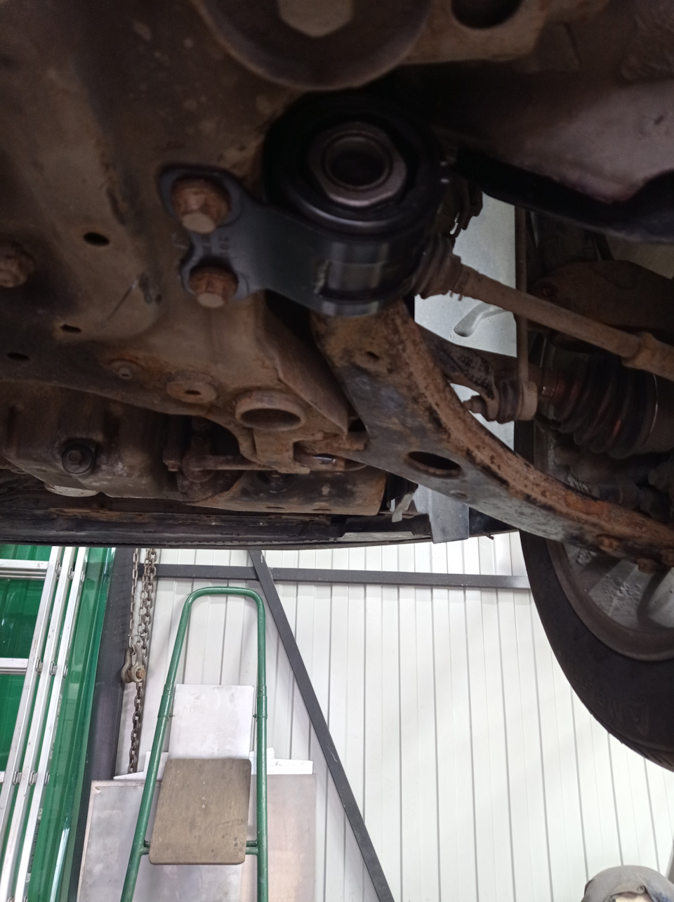 Замена сайлентблоков задней подвески Вольво s40 ll 2008 года. — Volvo ...