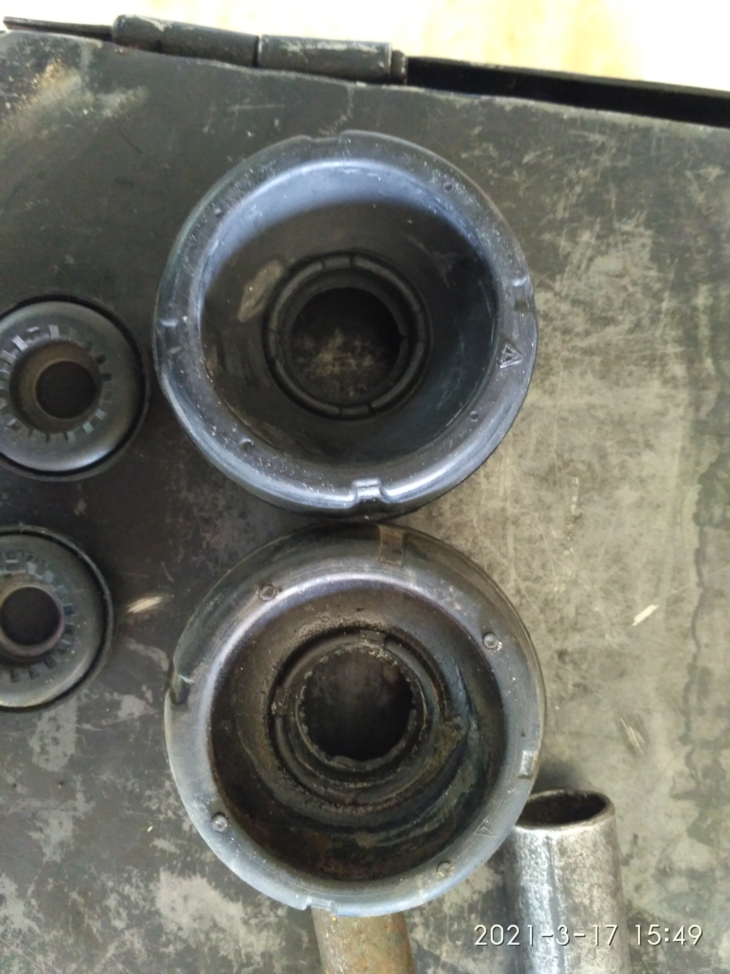 Замена опорных подшипников и опоры амортизатора — Volkswagen Polo Sedan ...