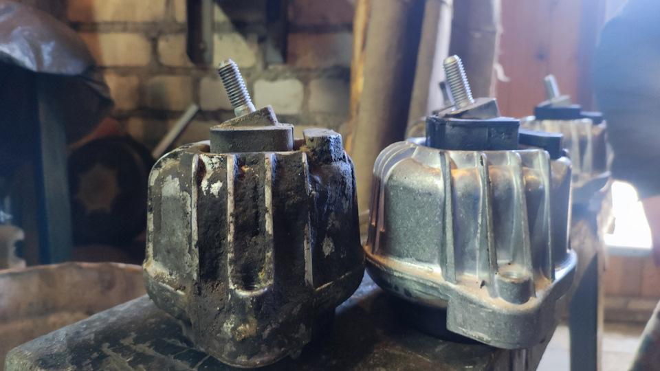 Замена подушек двигателя и коробки E90 — BMW 3 series (E90), 2 л, 2006 ...