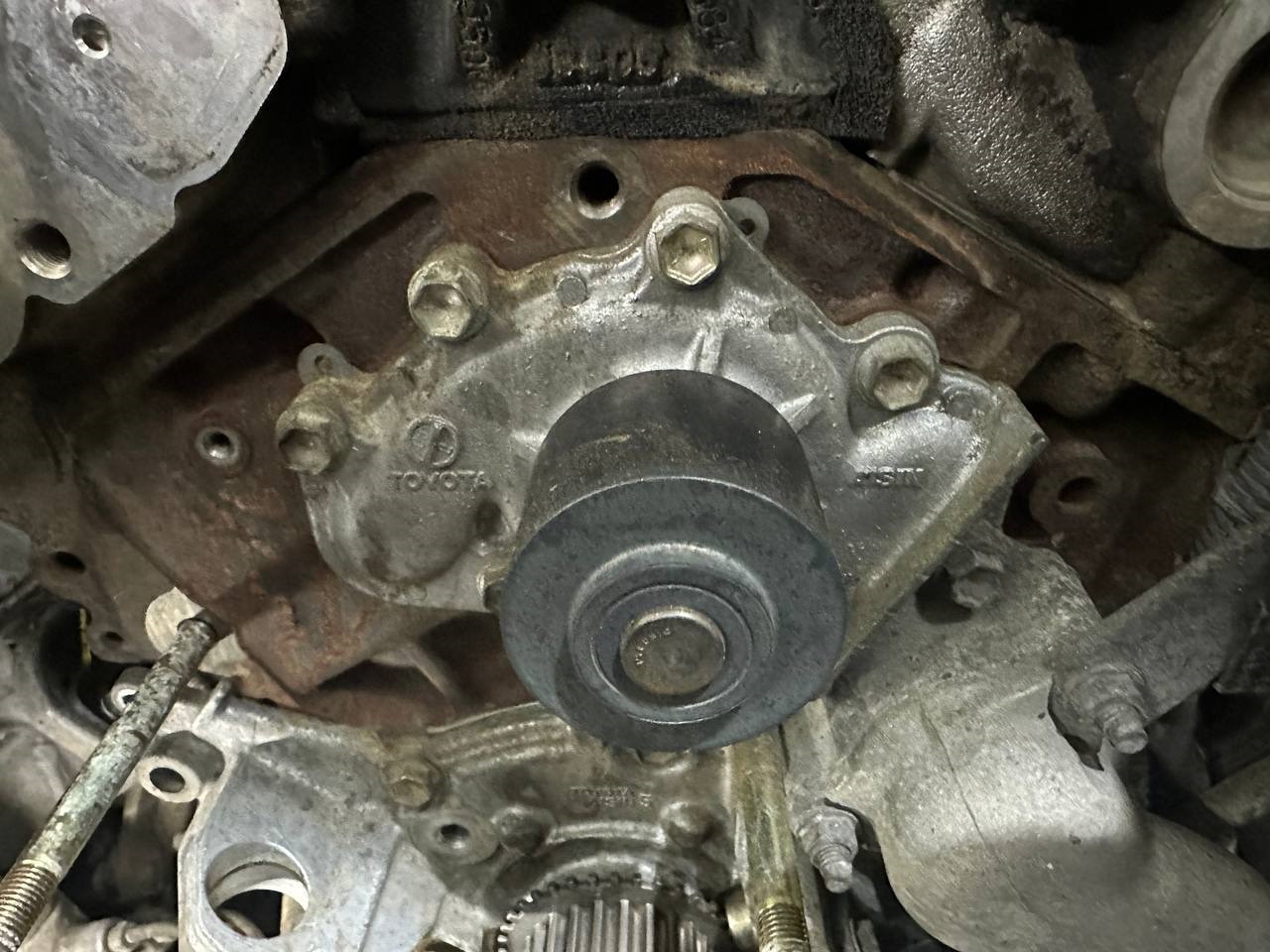 Замена ГРМ и прокладок клапанных крышек 5VZ-FE на Grand Hiace 3.4 ...