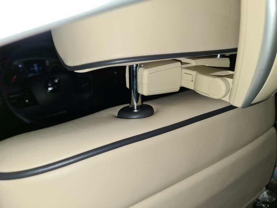 Вешалка на подголовник на VW Phaeton — Volkswagen Phaeton, 3 л, 2014 ...