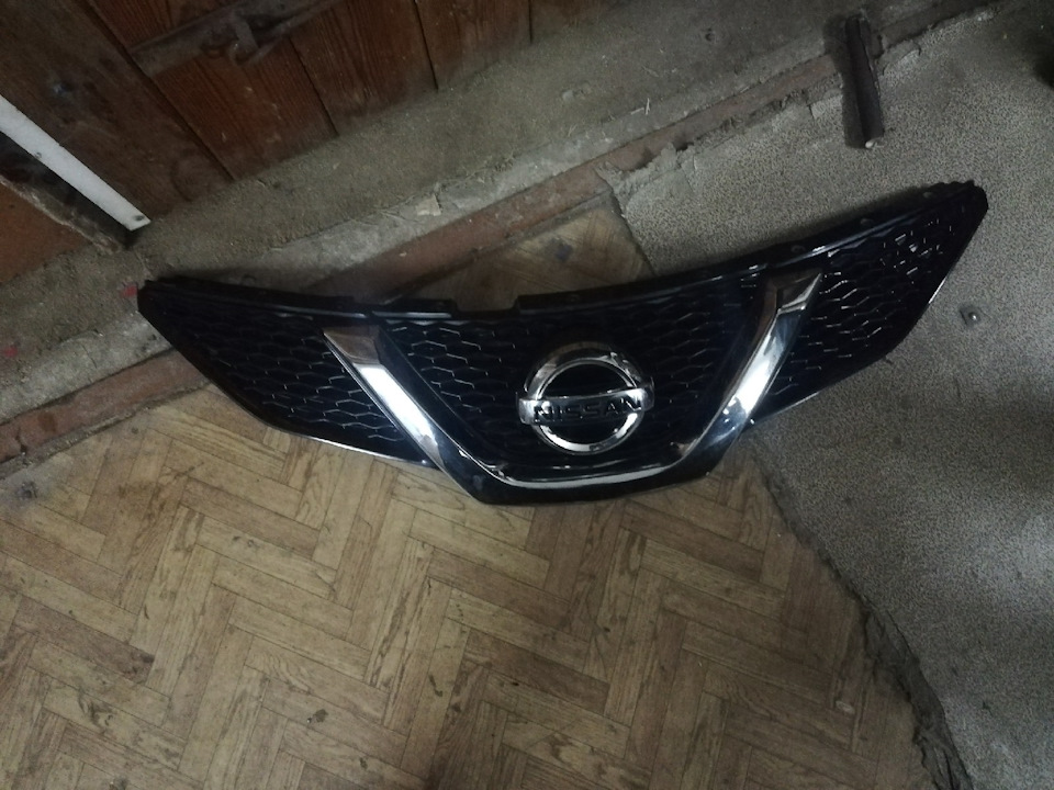 Хромированная накладка на решетку радиатора. — Nissan Qashqai (2G), 2 л ...