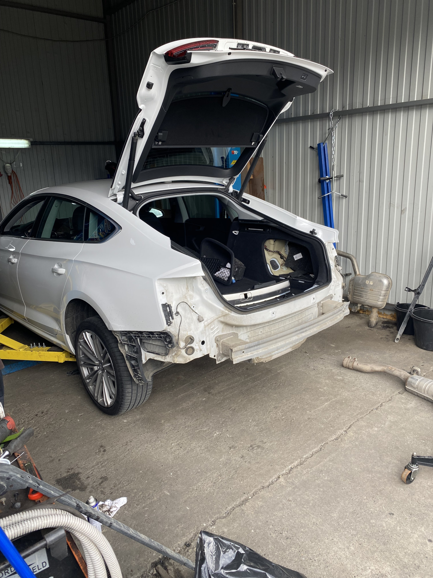 Установка заднего бампера S-line — Audi A5 Sportback (2G), 2 л, 2017 ...