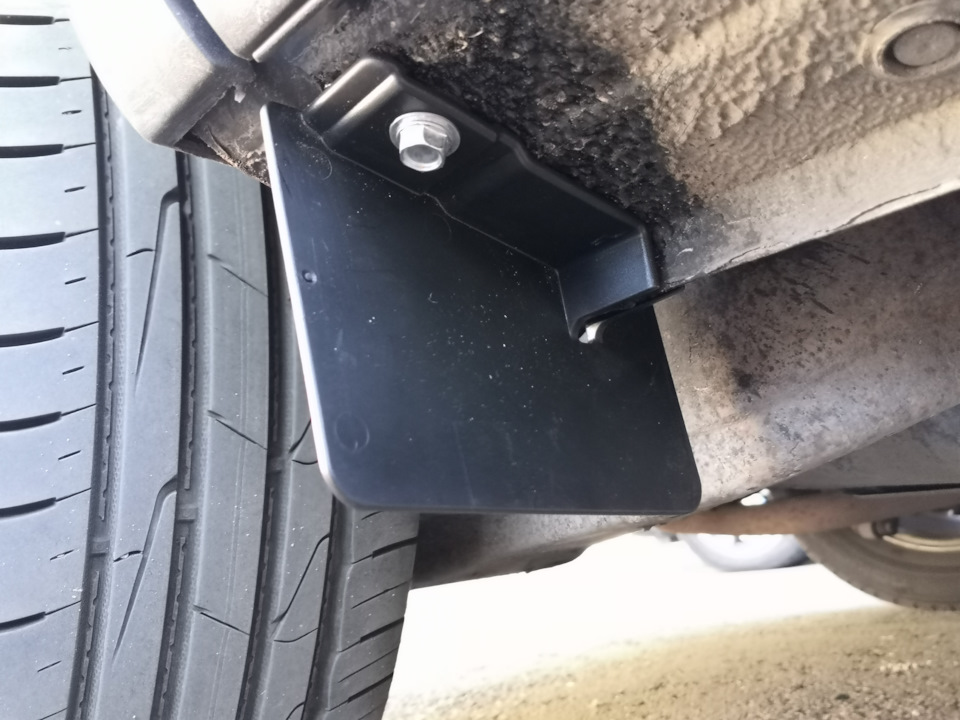 "Передний" задний брызговик. — Nissan Qashqai (1G), 1,6 л, 2010 года ...