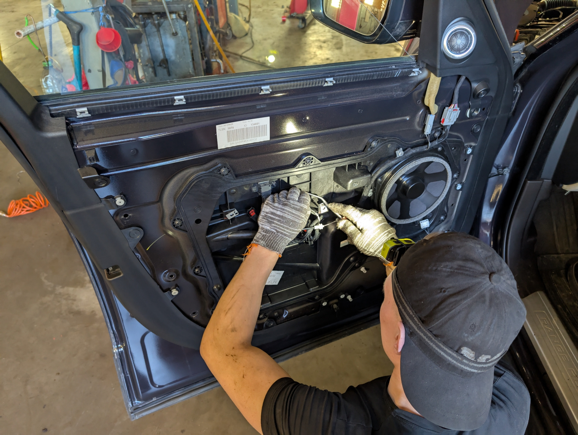 Новые:трёхходовой клапан, ограничители передних дверей, покраска ...