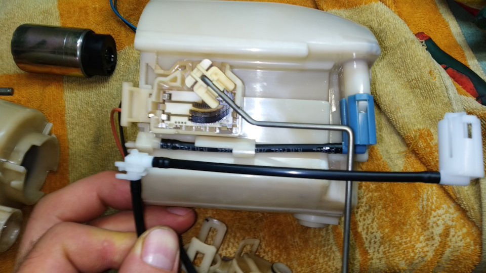 Замена топливного фильтра — Toyota Yaris (p2), 1,3 л, 2008 года ...