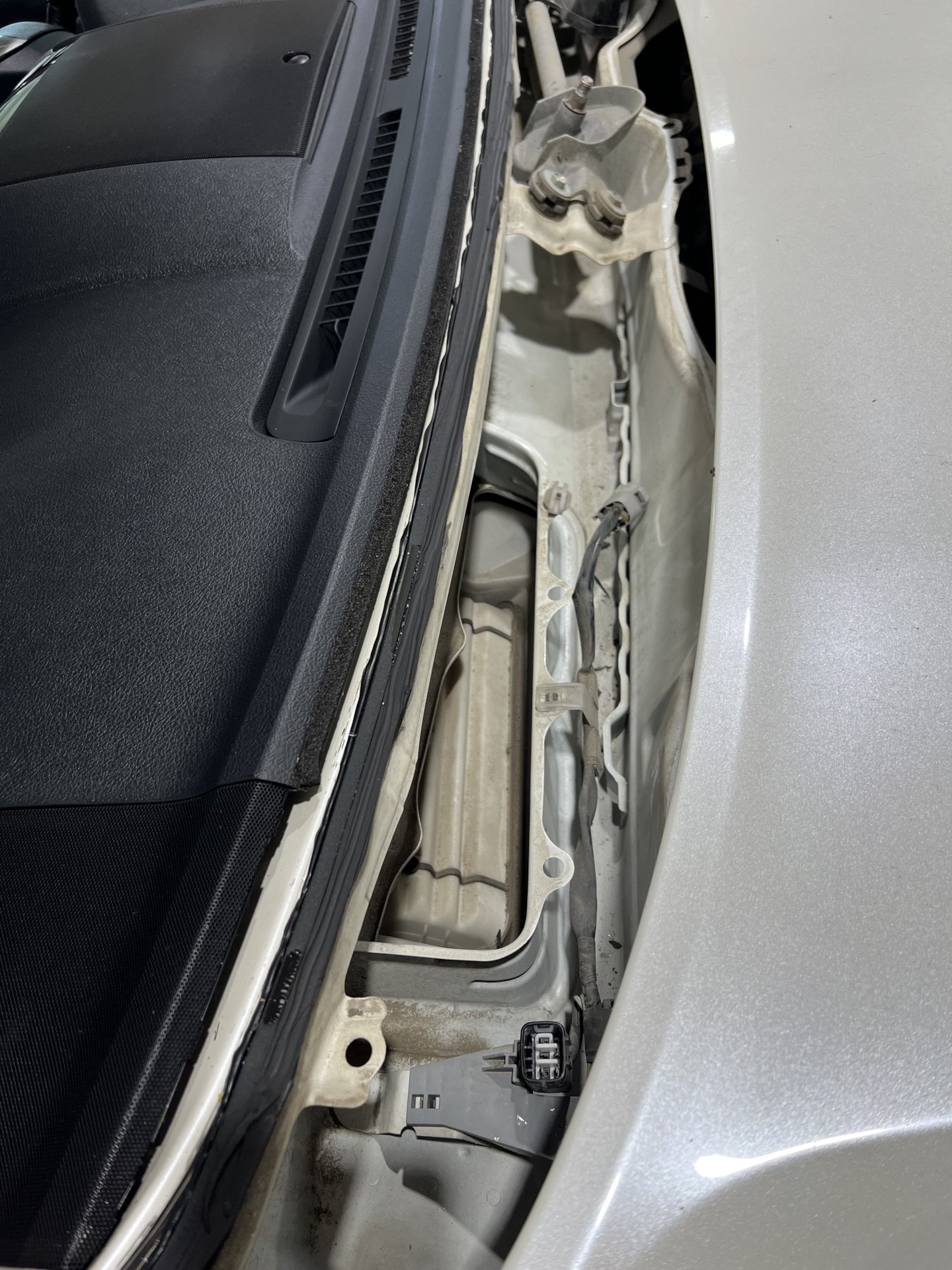 27)Замена лобового стекла — Toyota Land Cruiser 200, 4,5 л, 2014 года ...