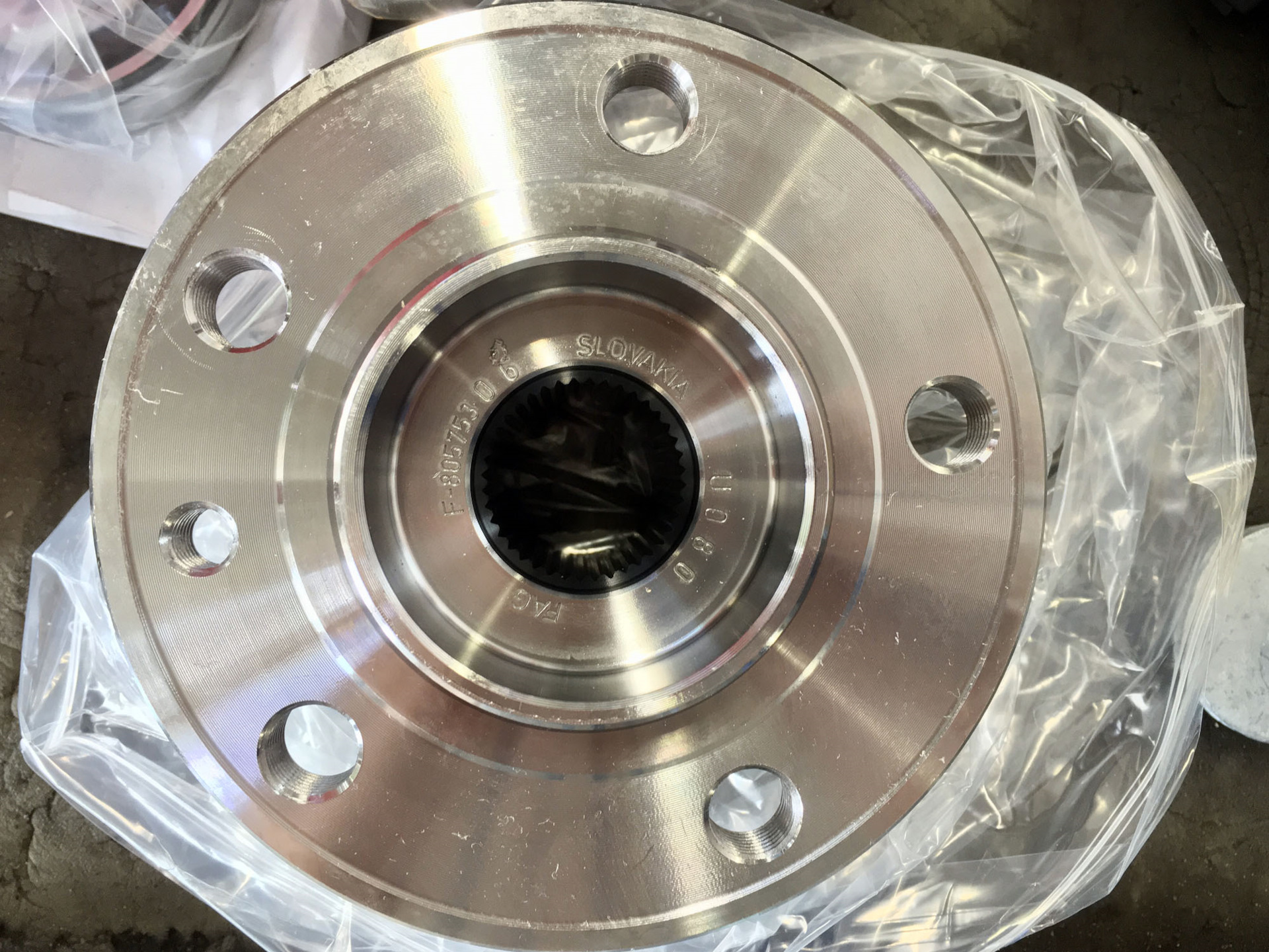 Замена правой ступицы FAG 713660460 — Volvo XC70 III, 2,4 л, 2012 года ...