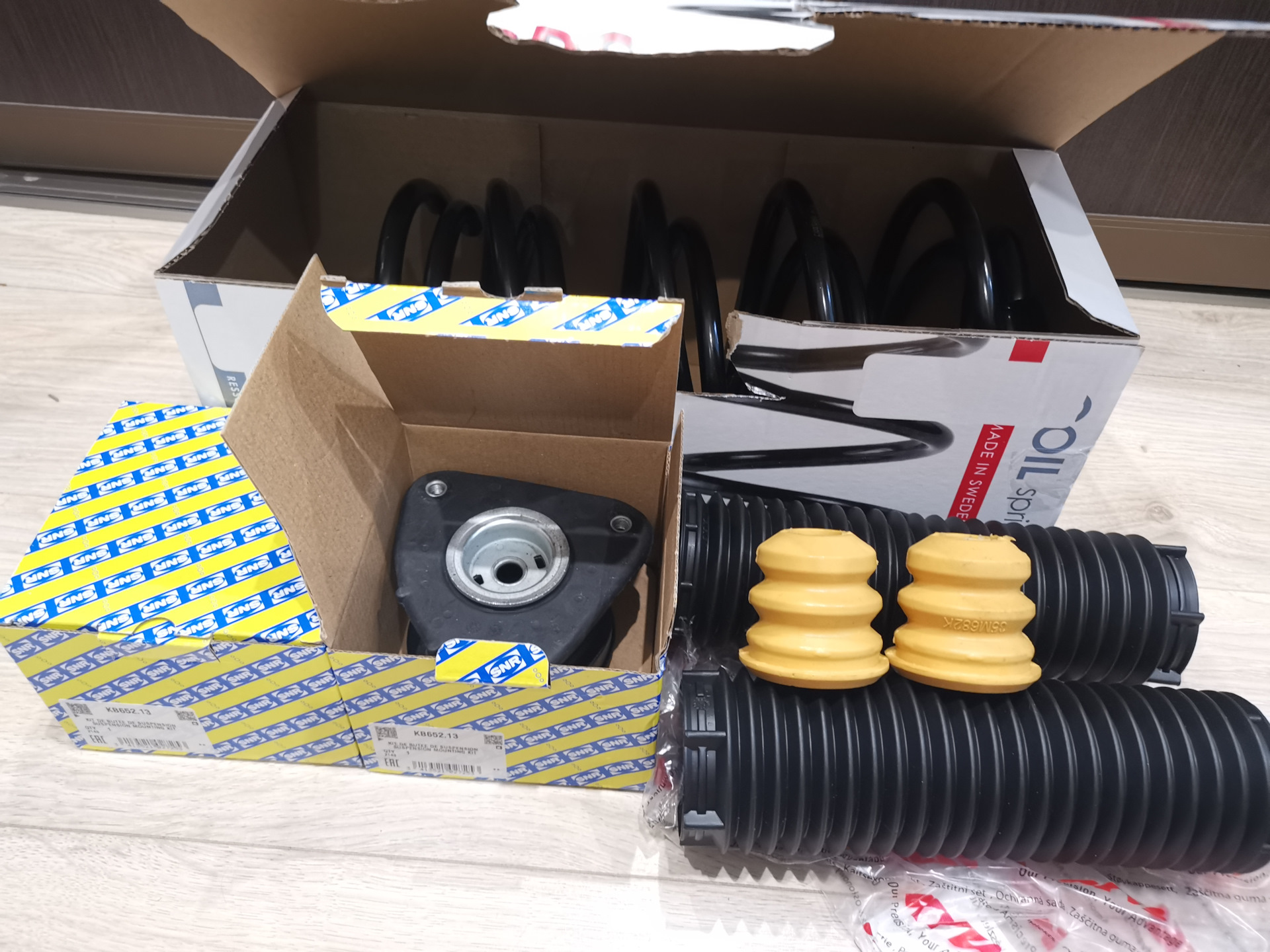 Передние амортизаторы Sachs, пружины LESJOFORS, опоры стойки SNR вместе ...