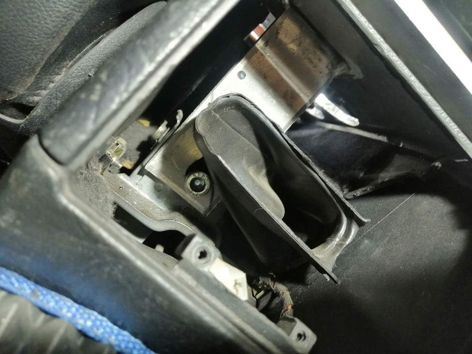 Колхозим подстаканики и подлокотник от с5 кузова — Audi A6 (C4), 2,6 л ...