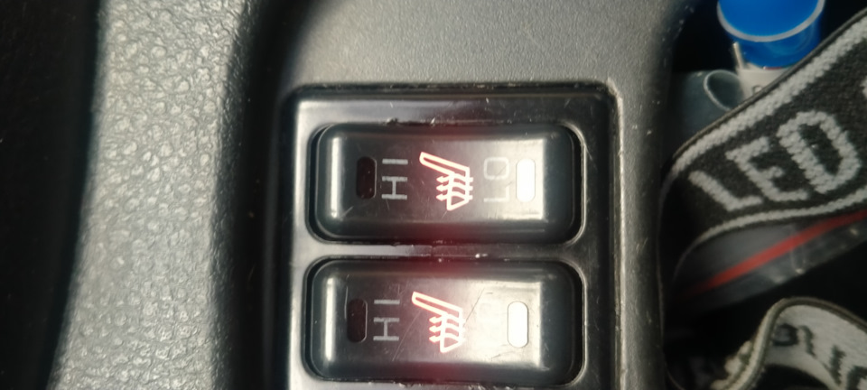 Кнопки подогрева и подсветка. — Mitsubishi Lancer IX, 1,6 л, 2005 года ...