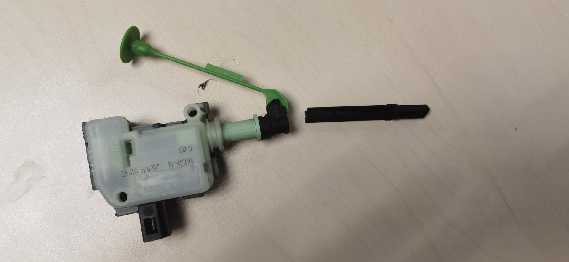 Мотор люка бензобака — Volvo XC60 (1G), 2,4 л, 2015 года | своими ...