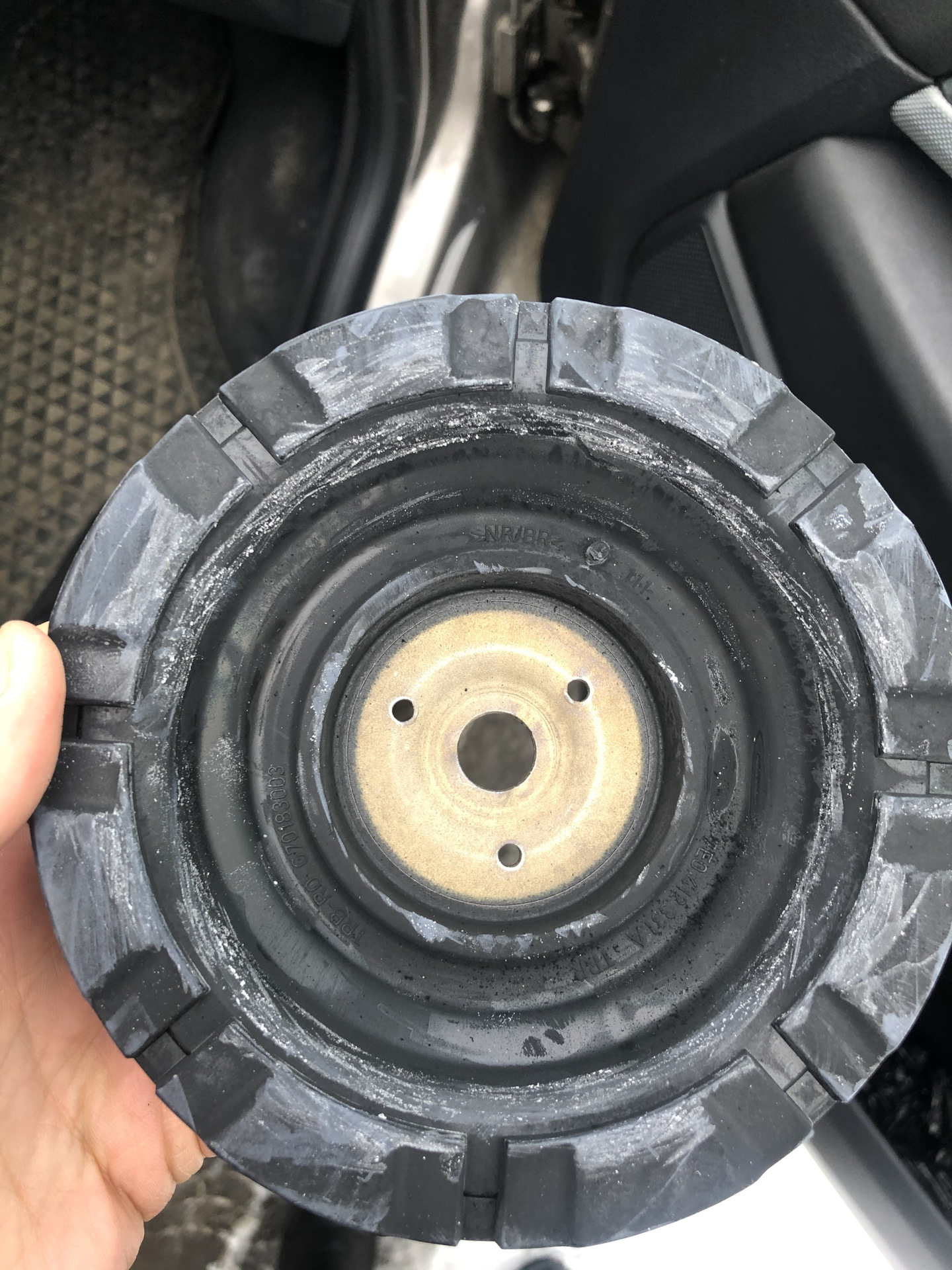 Замена верхних опор амортизатора — Volkswagen Multivan (T6), 2 л, 2015 ...