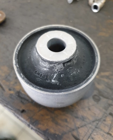 8S0407183B САЙЛЕНТБЛОК ЗАДНИЙ ПЕРЕДНЕГО НИЖНЕГО РЫЧАГА. VAG | Запчасти ...