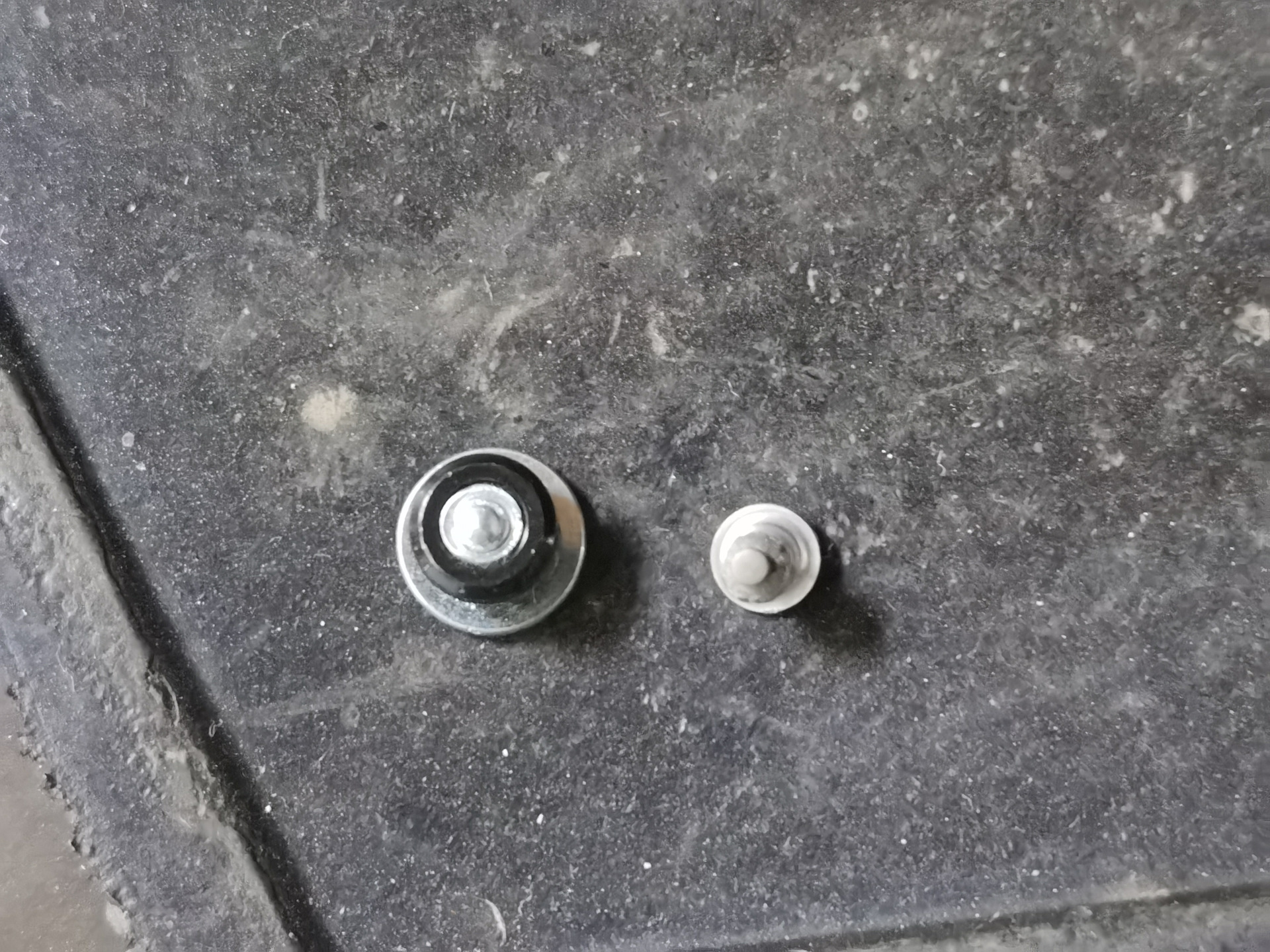 Замена передних колодок + дошиповка. — Jaguar F-Pace, 2 л, 2018 года ...