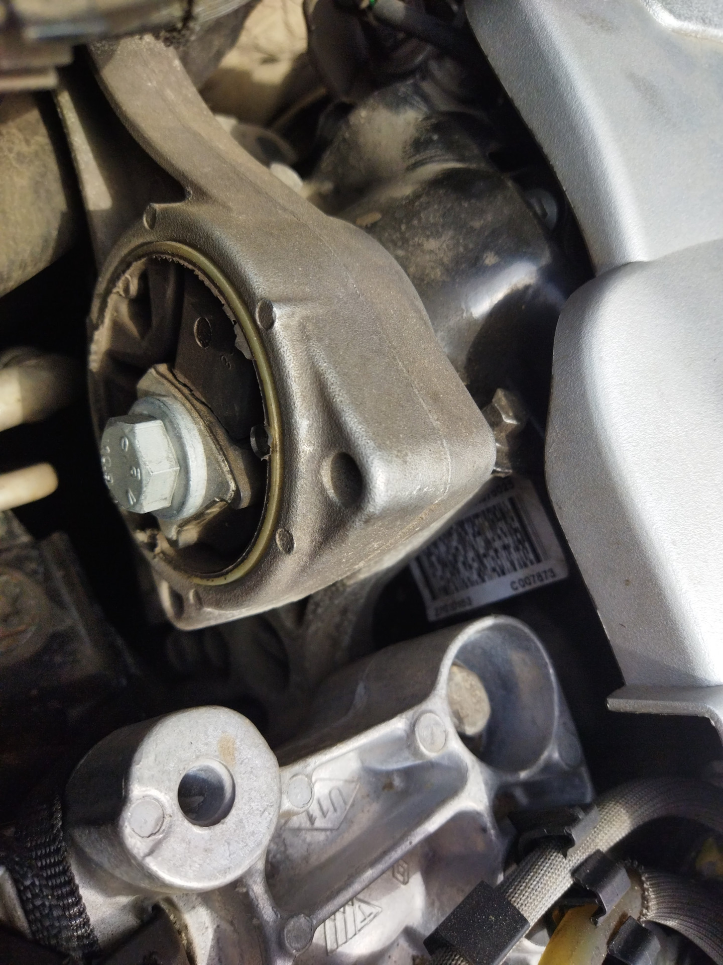 Замена верхней опоры двигателя — Renault Laguna III, 2 л, 2008 года ...