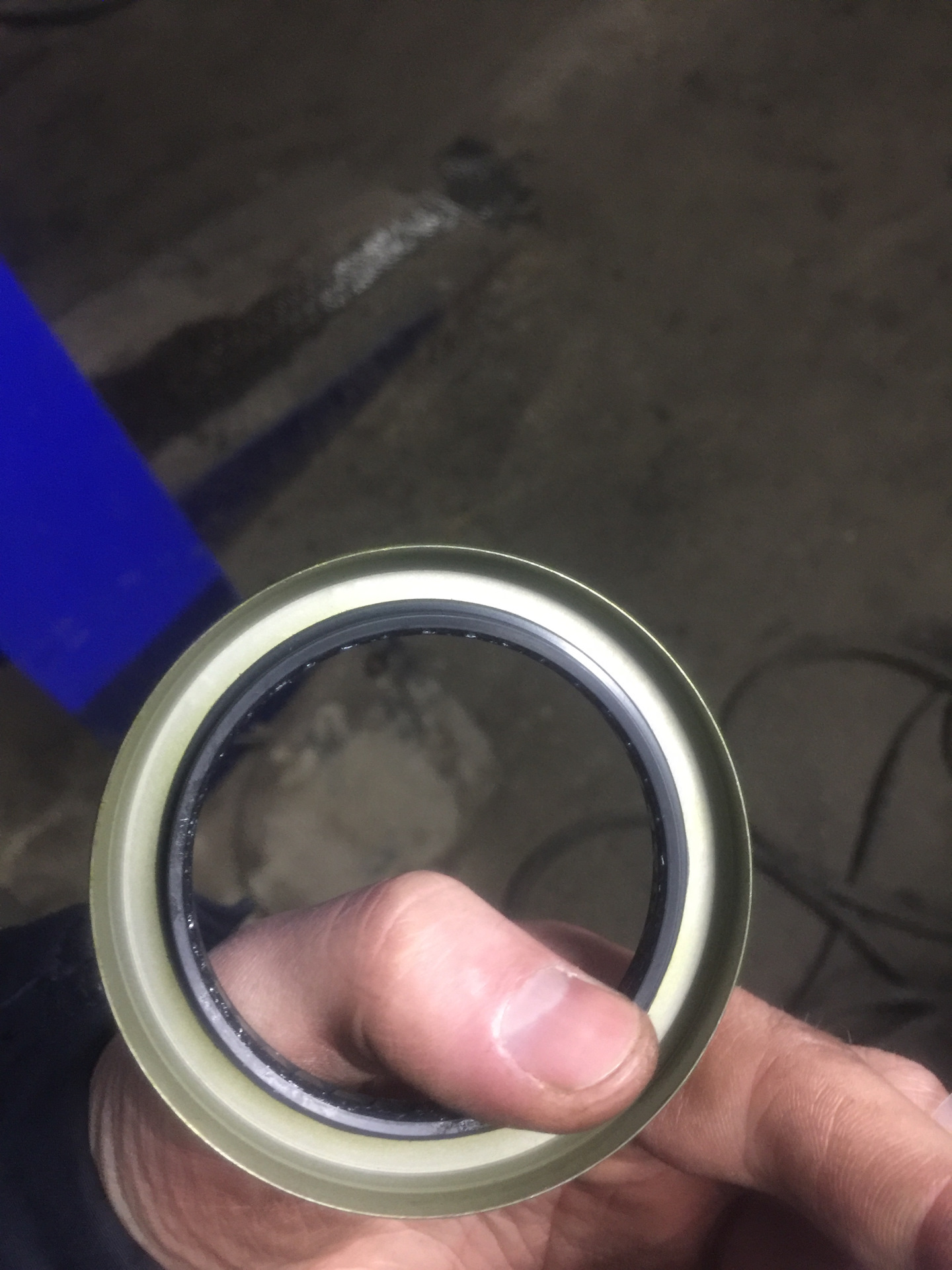 Замена заднего ступичного подшипника — Hyundai Grand Starex, 2,5 л ...