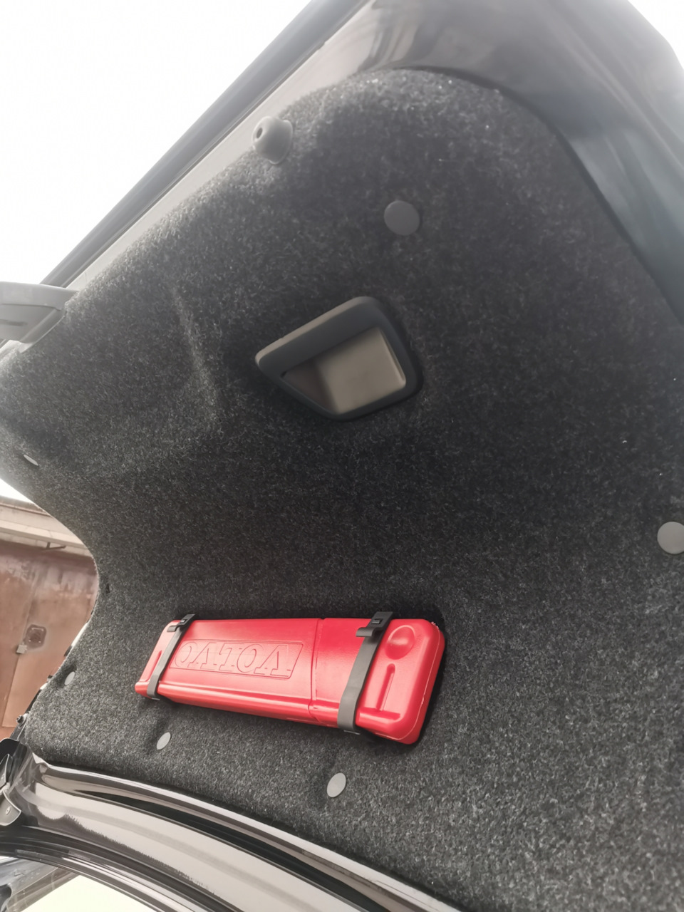 Ручка багажника — Volvo S80 (2G), 2,5 л, 2011 года | запчасти | DRIVE2