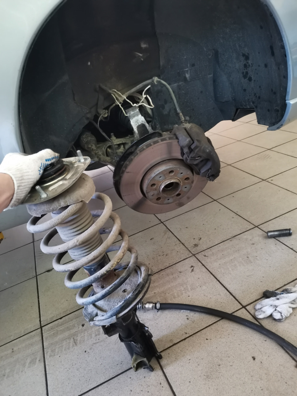 Обслуживание передних стоек-амортизаторов. — Volvo S60 (1G), 2,4 л ...