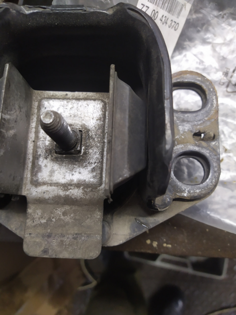 7700434370 Опора двигателя (мет, рез) RENAULT | Запчасти на DRIVE2