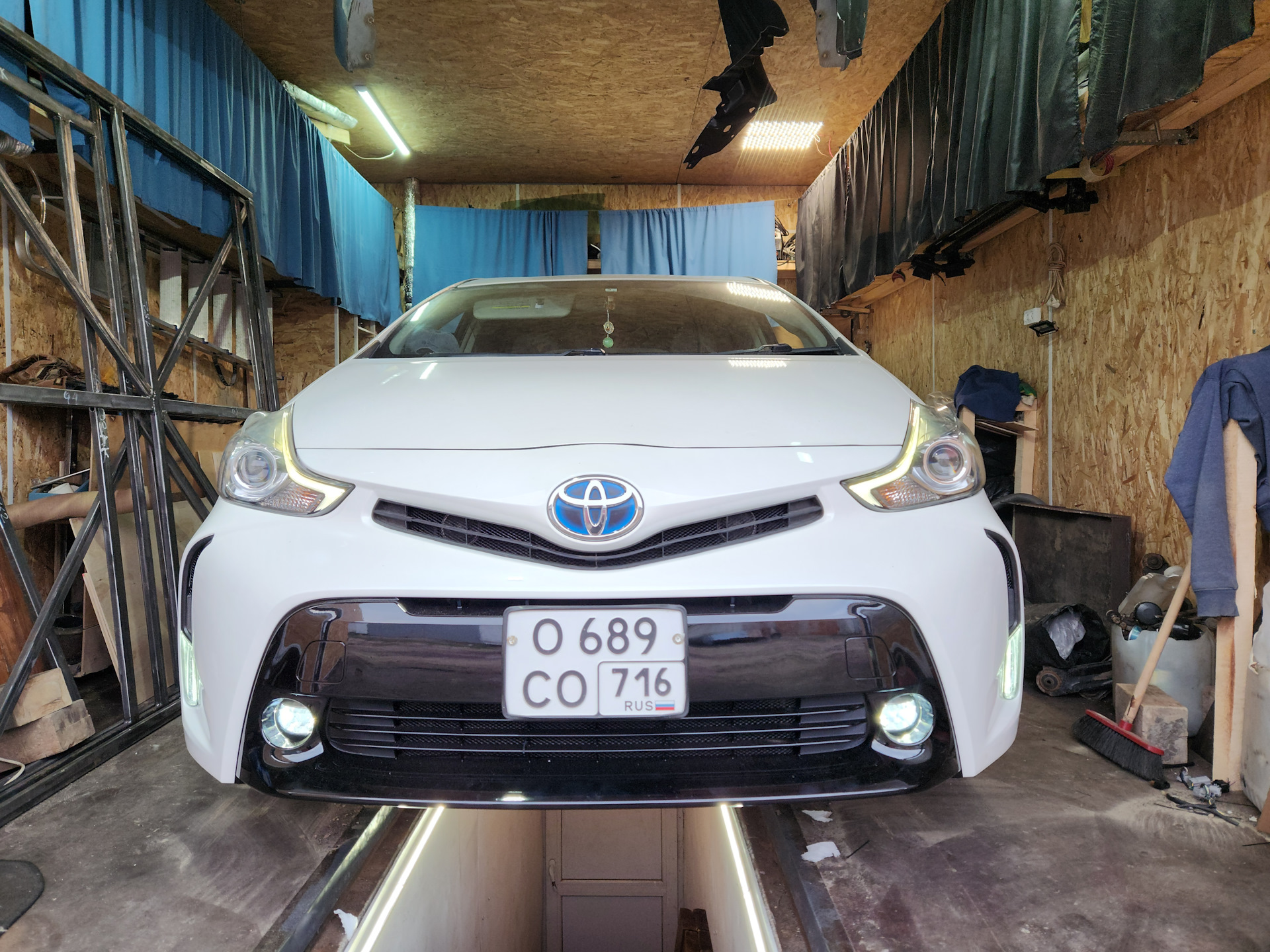 Поменял мордашку на рестайлинг) — Toyota Prius Alpha, 1,8 л, 2012 года ...