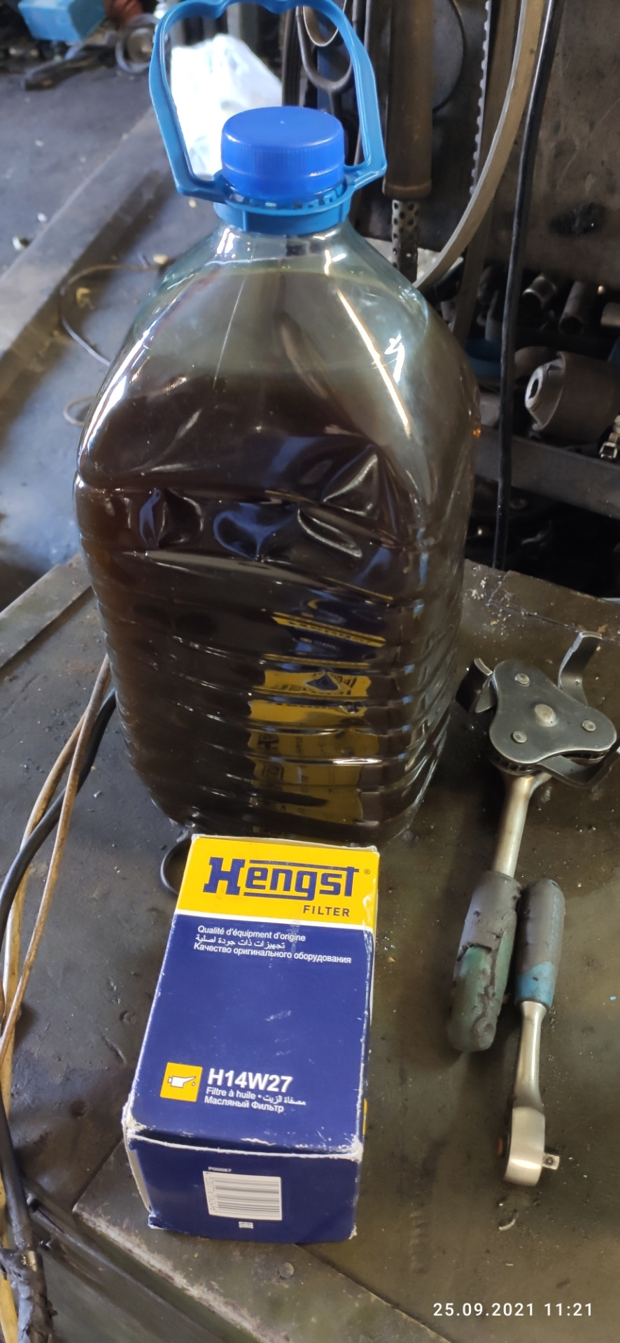 Замена моторного масла — Audi 100 (C4), 2,6 л, 1994 года | плановое ТО ...