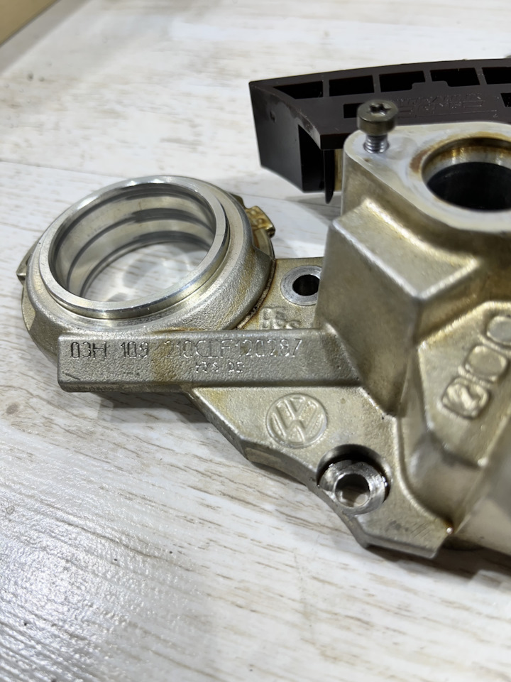 Корпус регуляторов фаз грм Volkswagen Touareg 2012 на Volkswagen ...