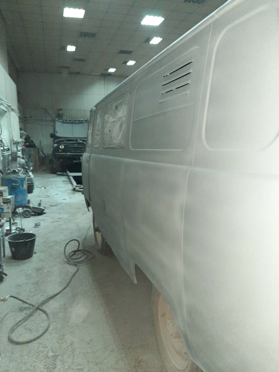 9 ноября 2021года. Первая половина дня : нанесли на кузов в два слоя ...