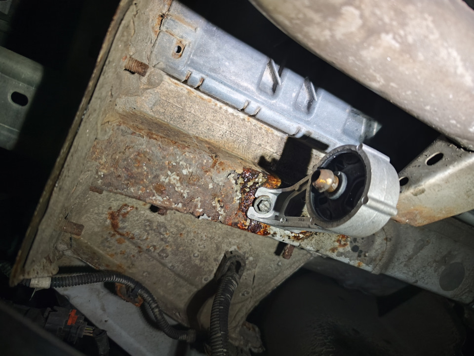 Задний подвес глушителя. — Citroen Grand C4 Picasso (2G), 1,6 л, 2016 ...