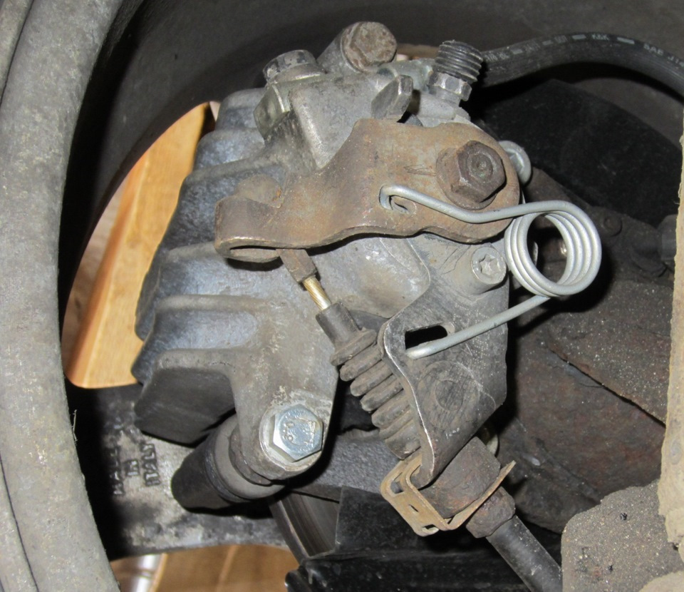 Возвратные пружины на задние суппорта. — Volkswagen Golf Mk4, 1,6 л ...